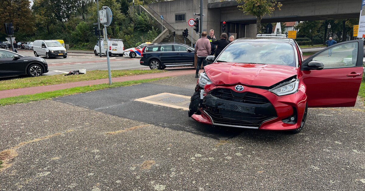Flinke blikschade na botsing auto en bestelbus op IJsselkade in Deventer | Deventer | Tubantia.nl