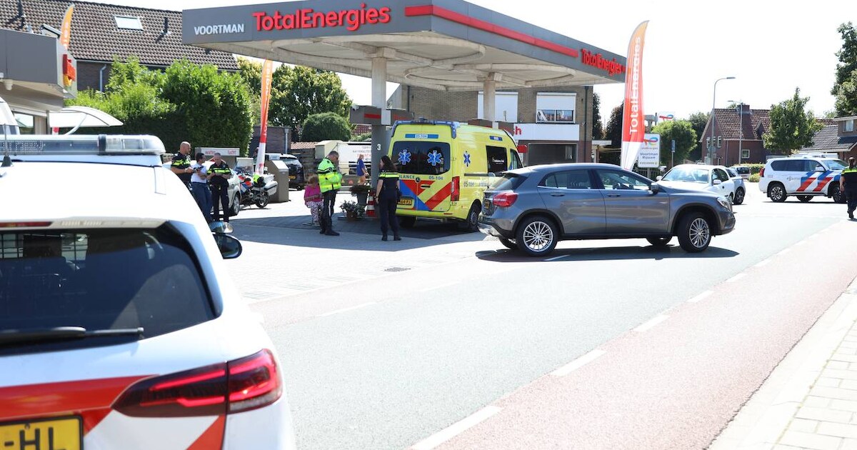 Fietser belandt onder auto in Rijssen, omstanders helpen hem te ...