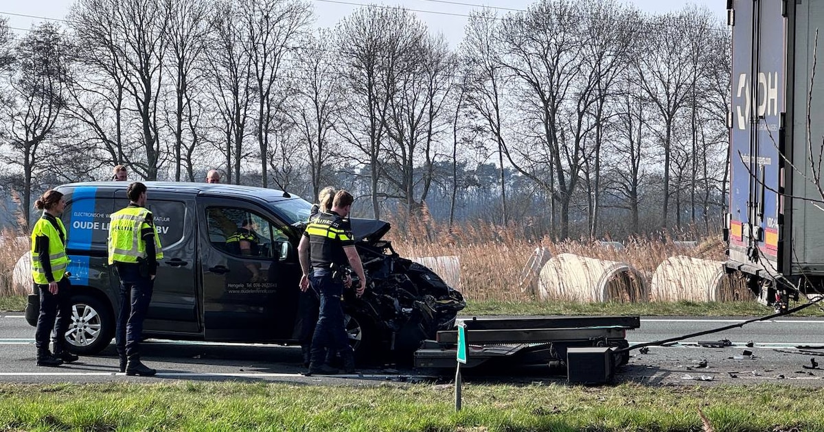 Busje botst achterop vrachtwagen op de N36 | Twenterand | Tubantia.nl