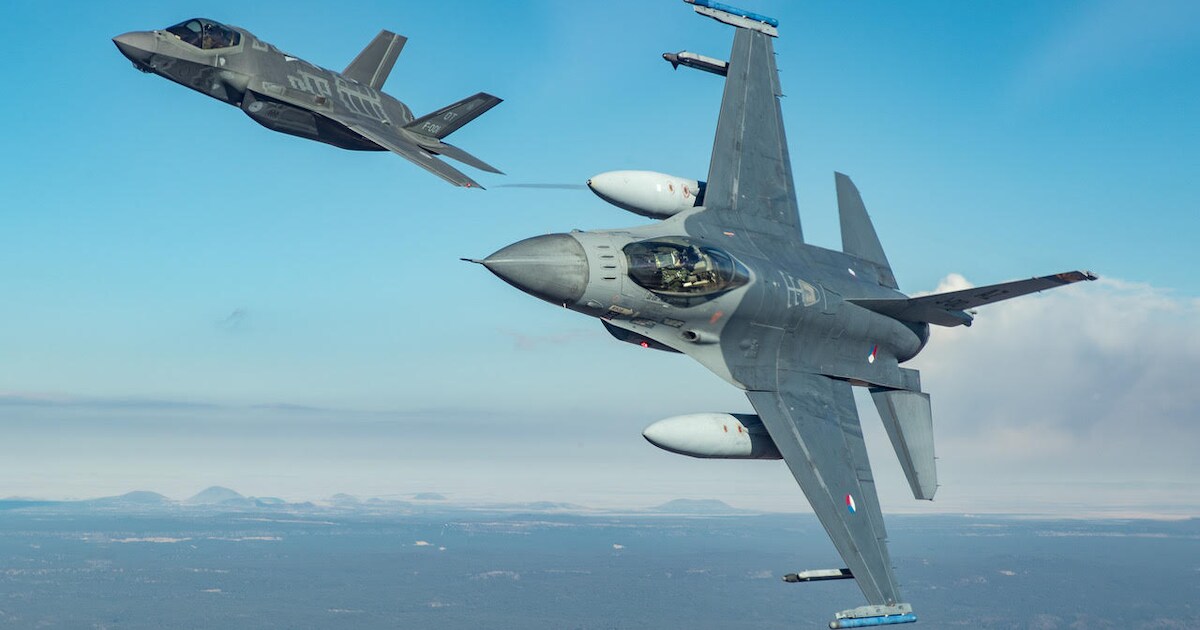 Twentse piloten halen herinneringen op aan Het Beest; ‘F-16 kon meer ...
