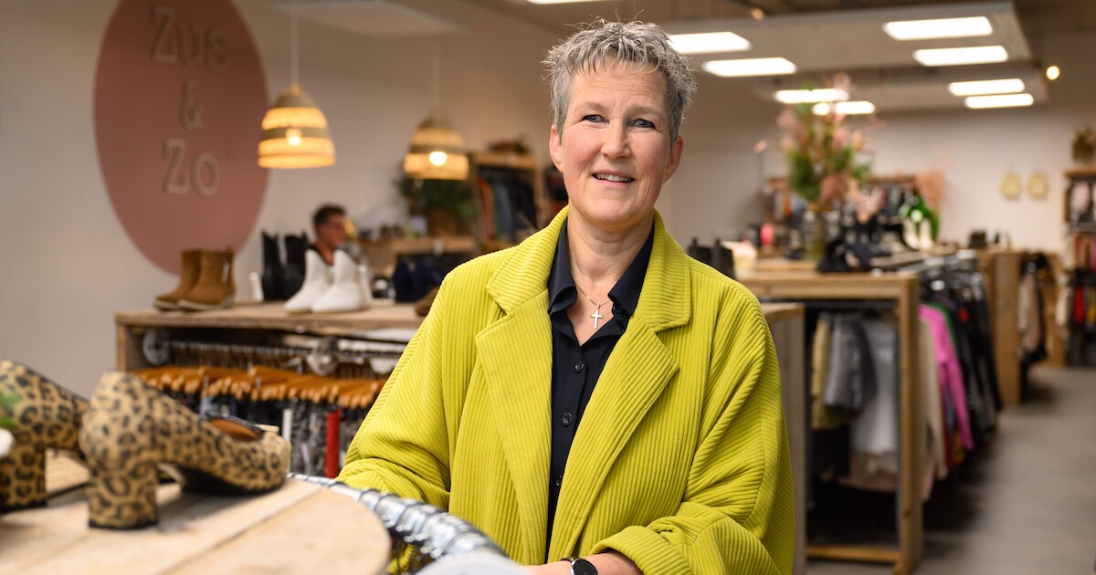 Hester Nijkamp (53) van de tweedehandskledingwinkel in Rijssen gaat al ...