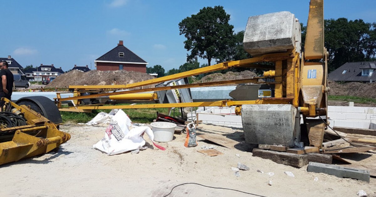 Collega's zaten net in hun keet toen bouwkraan in Albergen omviel ...