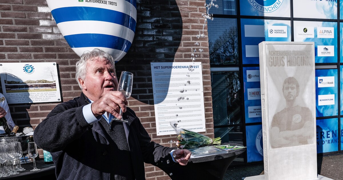 De Graafschap verrast Guus Hiddink met standbeeld en benoeming tot ...