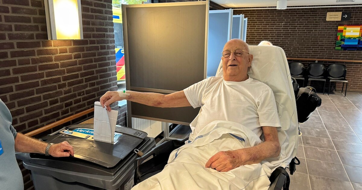 Meneer Govers (87) weigert in de ambulance te stappen: ‘Eerst stemmen ...