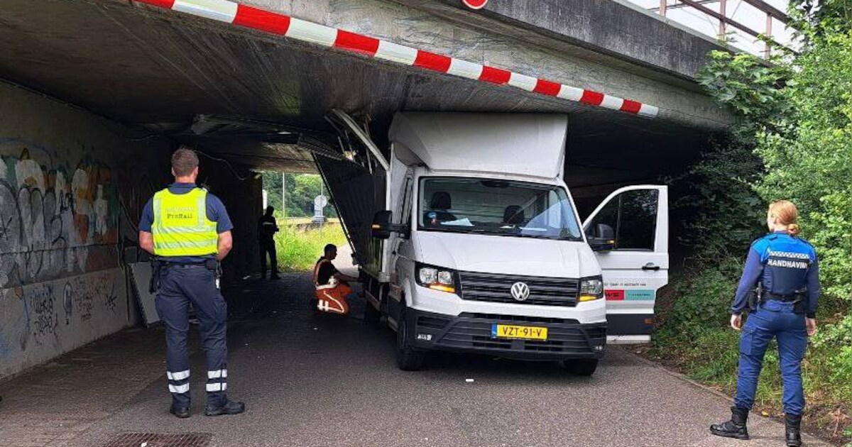 Wéér perst bedrijfsbusje zich door spoortunnel in Almelo, wanneer stopt dit? | Almelo | tubantia.nl