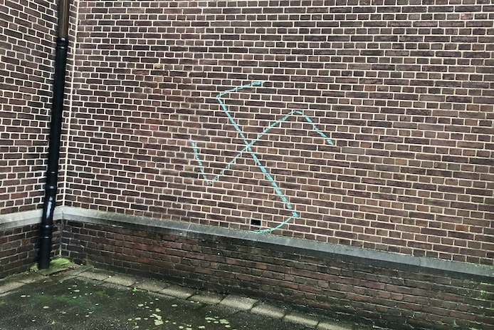 Verwarde Enschedeër krast hakenkruizen op winkelmuren | Enschede ...