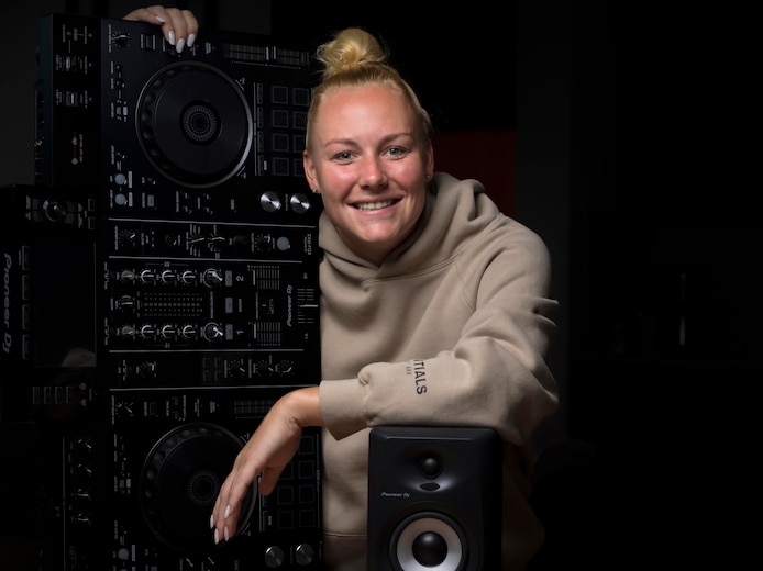 FC Twente-speelster Danique Kerkdijk is voetbalster én dj: ‘Op podium ...