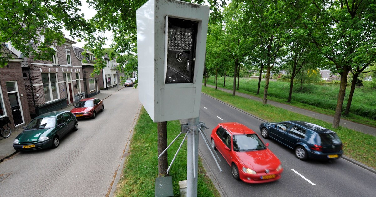 Beruchte Twentse flitspaal pakt hardrijder dubbel, rechter zet streep ...