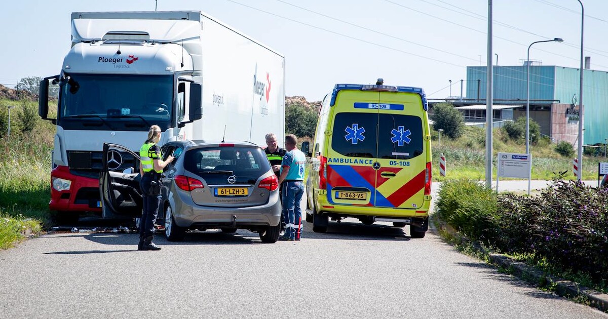 Auto knalt op stilstaande vrachtwagen in Goor, persoon gewond naar ...