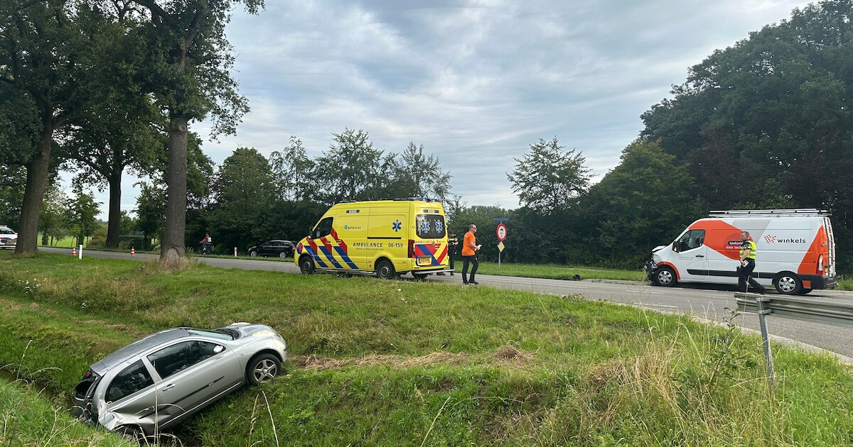 Auto belandt in sloot na botsing met bestelbus op de Winterswijkseweg in Groenlo | Oost Gelre ...