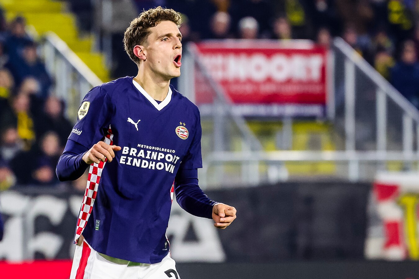 Guus Til helpt koploper PSV in Breda aan zwaarbevochten zege op NAC ...