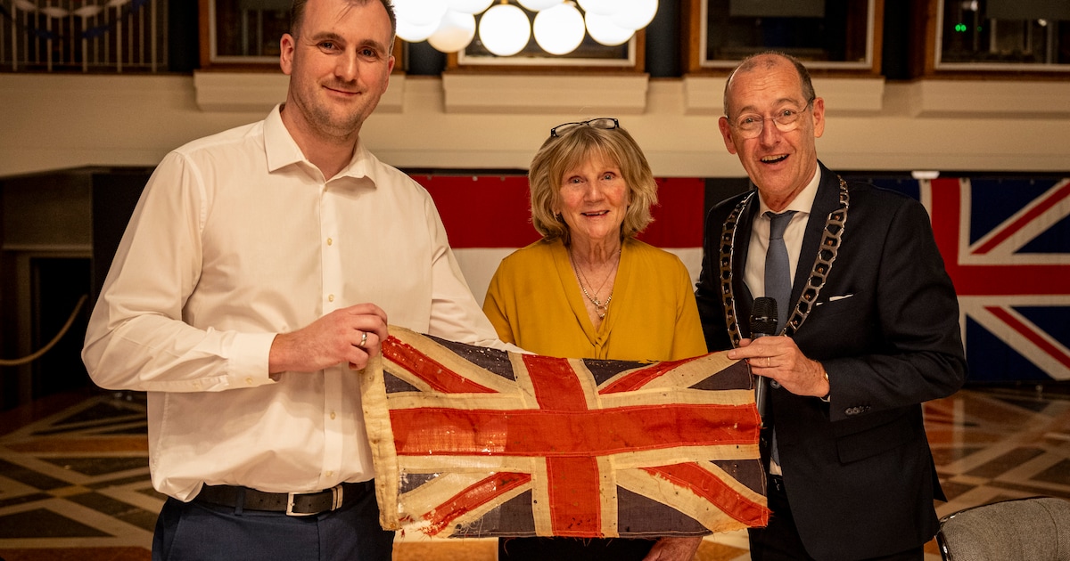 Britse vlag keert precies 80 jaar na de bevrijding van Hengelo terug ...