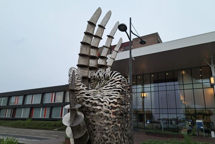Dit doen die enorme stalen handen bij de hoofdingang van ZGT Almelo | Almelo | tubantia.nl