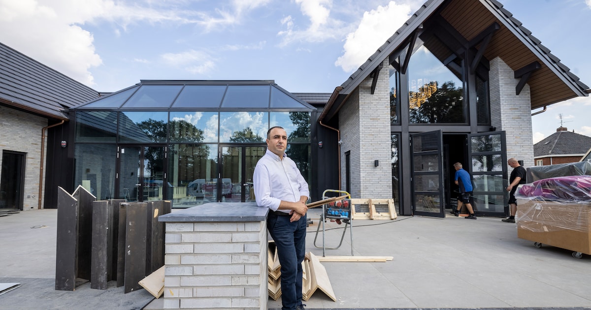 Jivar Misakian bouwt De Kruidentuin in Geesteren weer op na brand ...