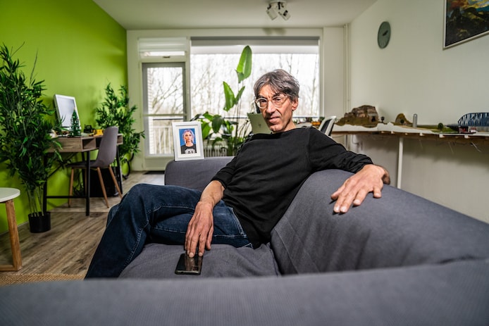 Jacob is verliefd op een jonge vrouw met paars haar die in zijn ...