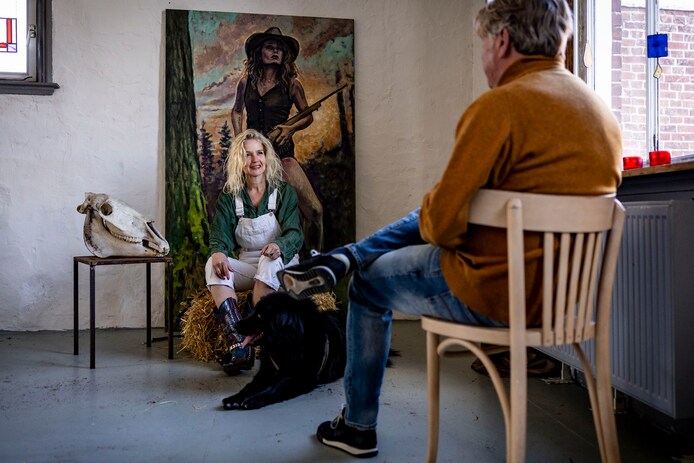 Sonna neemt na gedoe met haar FC Twente-doek het heft in eigen hand ...