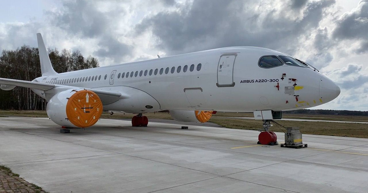 Gloednieuw vliegtuig van 80 miljoen staat op luchthaven in Enschede vuil te verzamelen: ‘Wassen ...