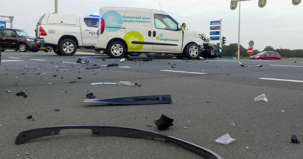 Auto en bestelbus botsen op N18 bij Enschede, weg bezaaid met brokstukken | Enschede | tubantia.nl