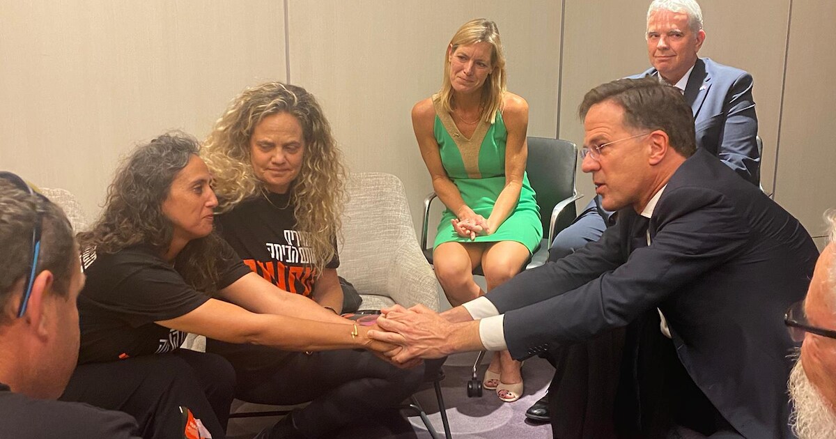 Rutte steekt op vliegveld in Israël familie van ontvoerde Ofir (18 ...