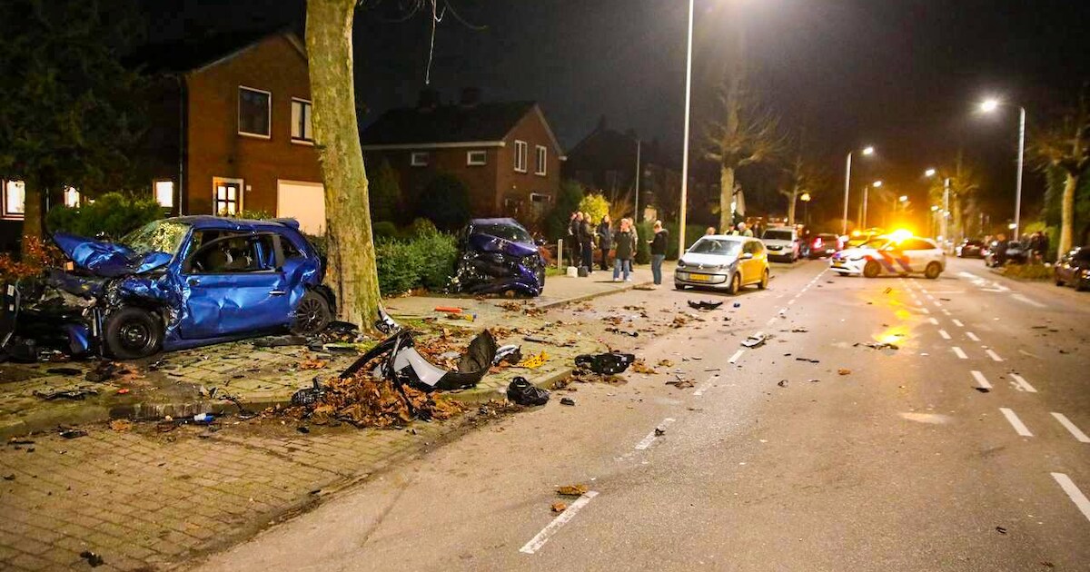 Ravage in Eerbeek na ongeluk met meerdere auto’s | Apeldoorn | Tubantia.nl