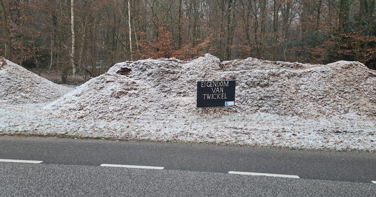 Waarom het ‘eigendom van Twickel’, een grote hoop houtsnippers, langs ...