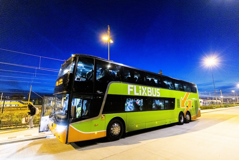 De Flixbus brengt je straks van Enschede naar het vliegveld in ...