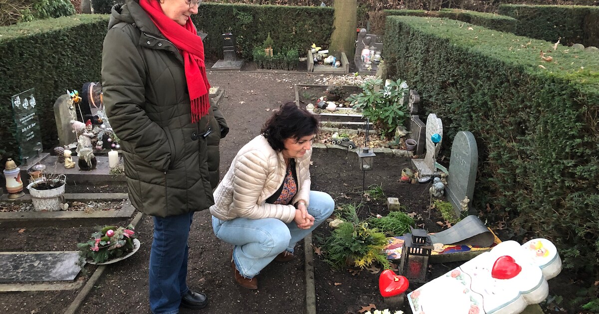 Vroeg overleden tweeling Sarah en Catharina voorgoed samen met hun opa ...