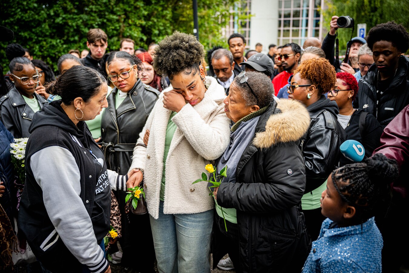 Ruim honderd mensen bij mars naar politiebureau voor doodgeschoten ...