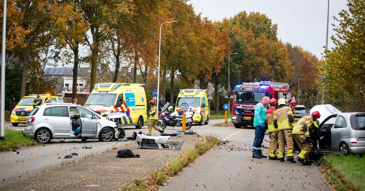 Vier gewonden en flinke ravage na harde botsing op kruising in Zwolle | Zwolle | tubantia.nl
