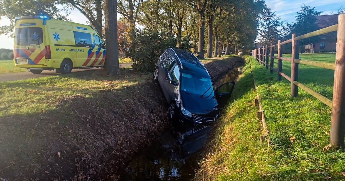 Auto raakt boom in Geesteren en komt in de sloot terecht | Twenterand ...