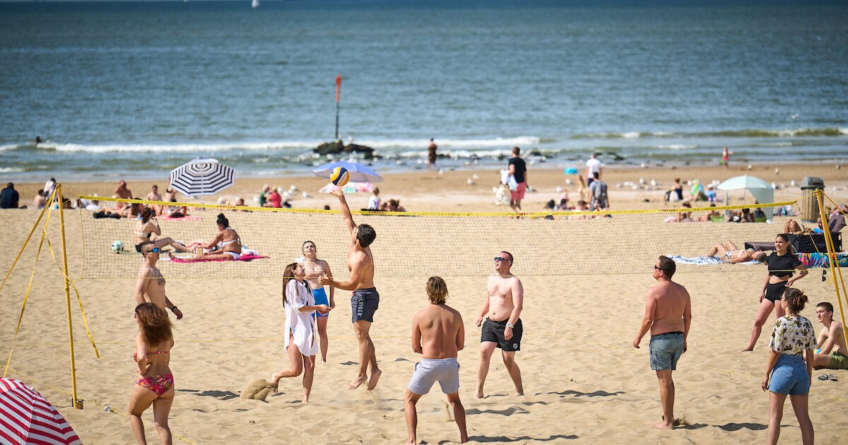 ANWB adviseert strandgangers voor hittedagen: vroeg van huis en neem ...