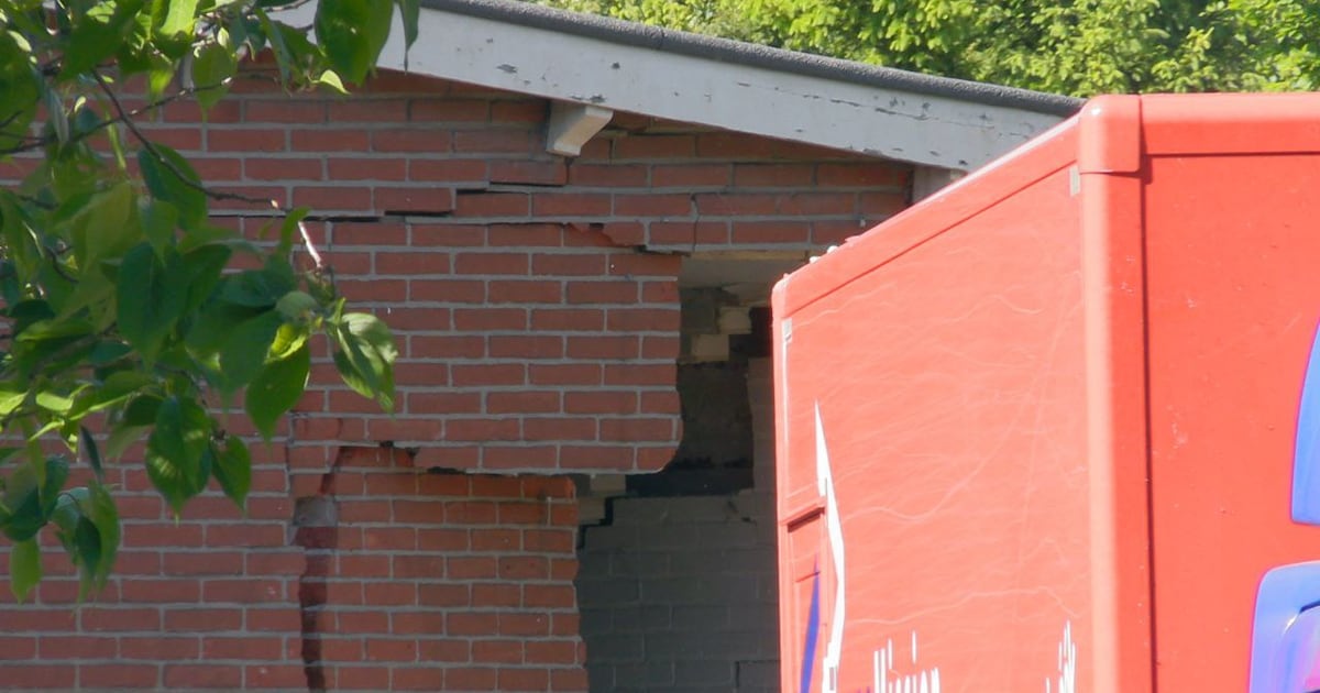 Vrachtwagen ramt gevel van pand in Enschede | 112 nieuws Enschede ...