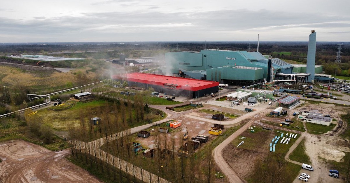 Stapel bouw- en sloopafval bij Twence in brand | Hengelo | Tubantia.nl