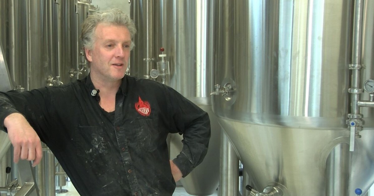 Oscar uit Enschede brouwt zijn bier voortaan in zijn eigen brouwerij | Enschede | Tubantia.nl