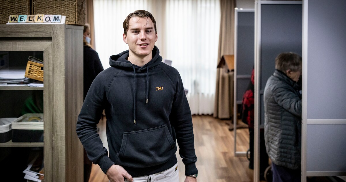 Een stembureau voor drie kwartier, als een klein rondreizend circus ...