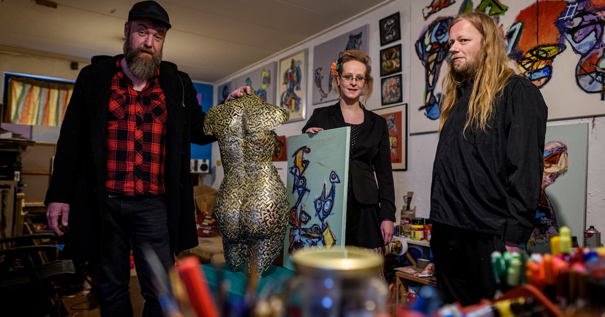 Bijna een jaar na zijn dood zijn de vele schilderijen van ‘Mosje’ nog ...