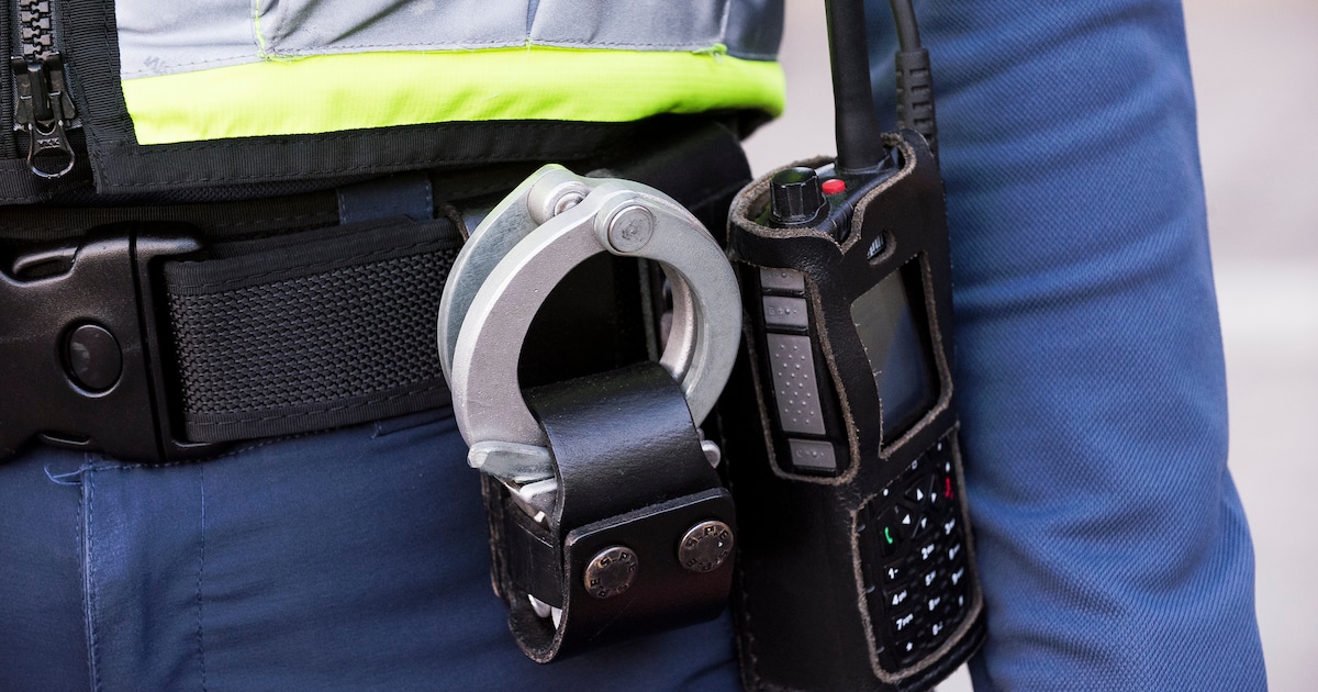 Enschedese boa’s op pad met handboeien: ‘Maar eigenlijk hebben we meer ...