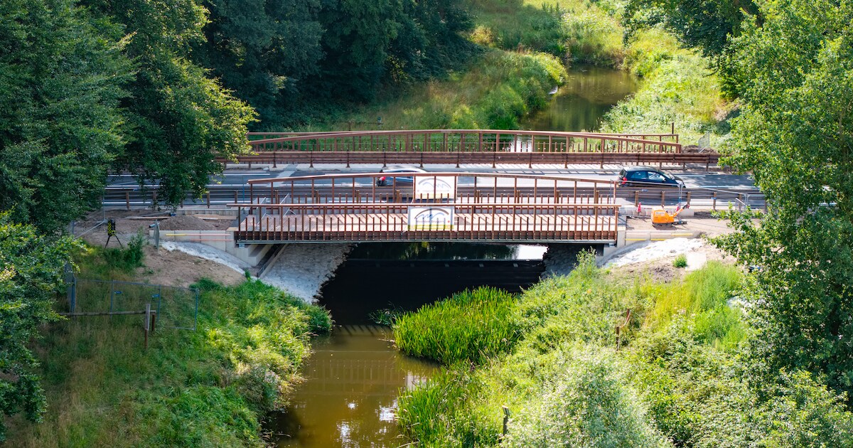 Nieuwe brug over de Buurserbeek is een houten ‘plaatje’ (en past bij de ...