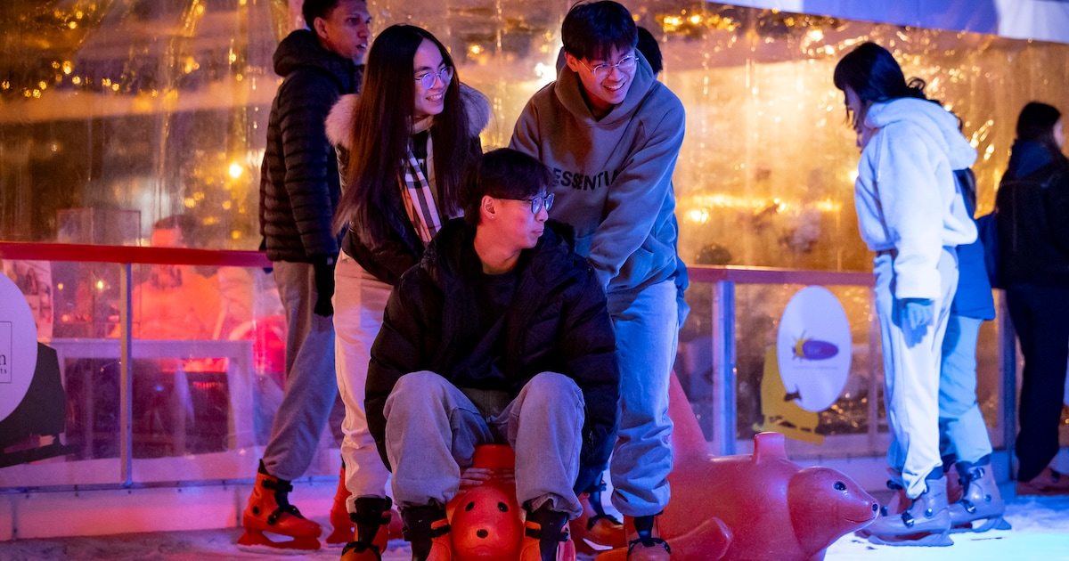 Deze studenten staan voor het eerst op het ijs, voeten glijden weg ...