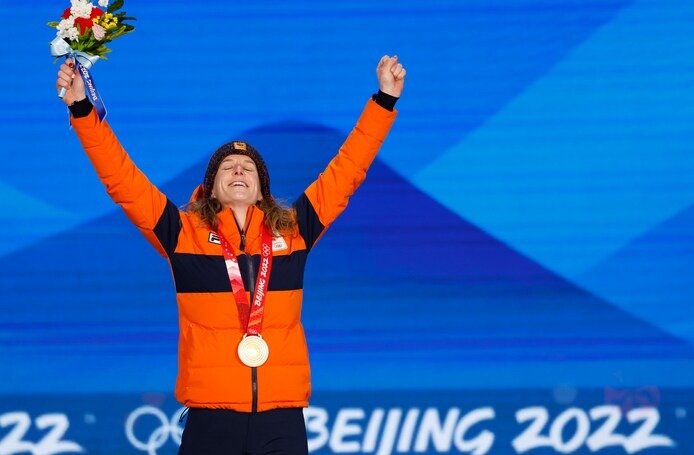 Voormalig topschaatsster Ireen Wüst draagt olympische vlam in Marseille ...