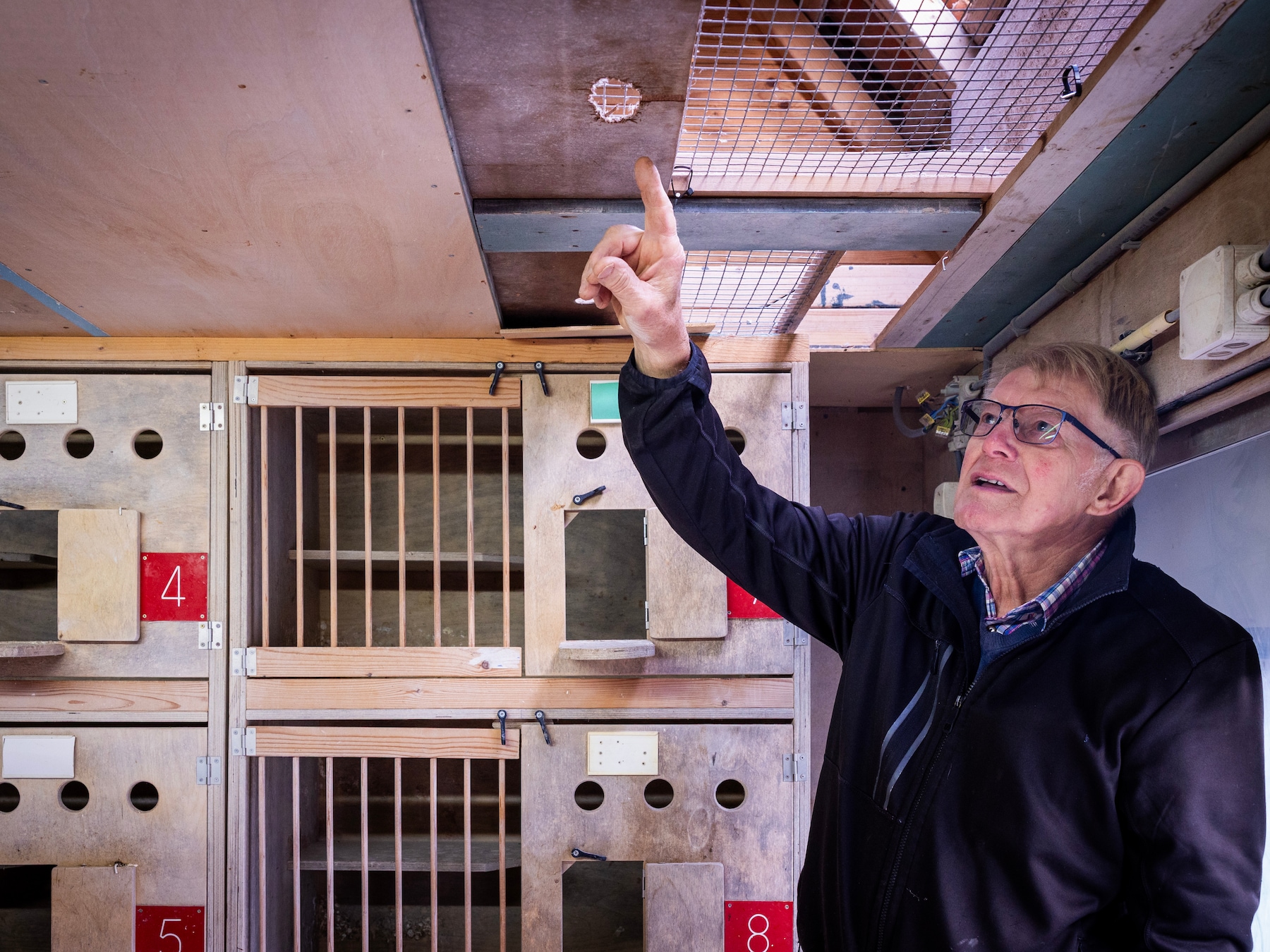 Terminaal zieke Hengelose zanger Edward Reekers krijgt staande ovatie ...