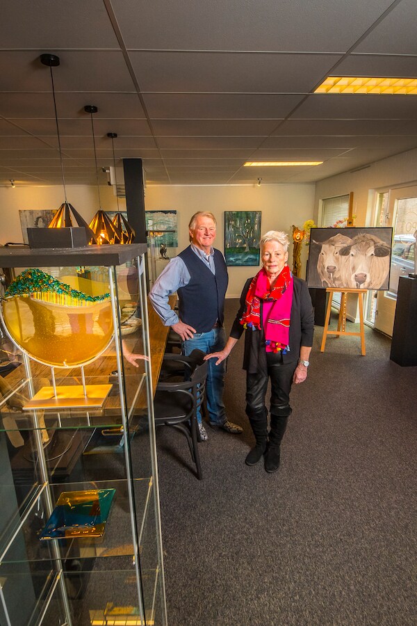 Uiteenlopende kunststijlen en kleurrijke damesmode onder één dak in ...