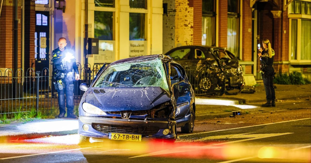 Zware crash in Enschede: twee gewonden naar het ziekenhuis, geparkeerde ...