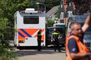 Overleden persoon aangetroffen in Delden, politie verricht grootschalig onderzoek bij woning ...