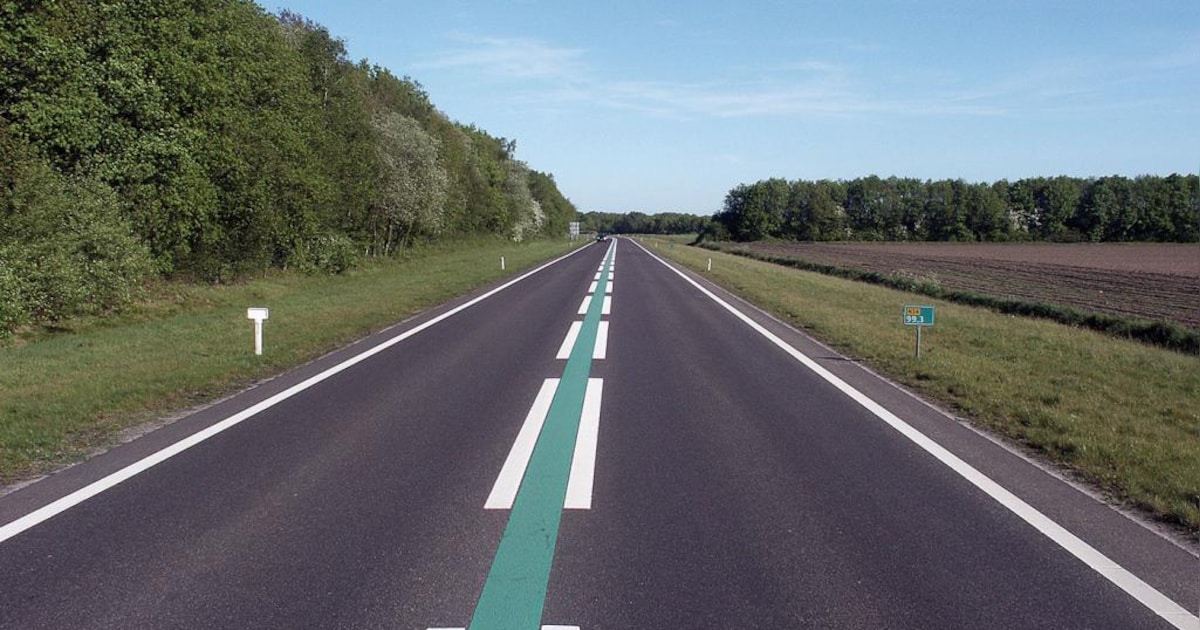 Dit is de betekenis van een dubbele onderbroken streep op de weg | Auto ...