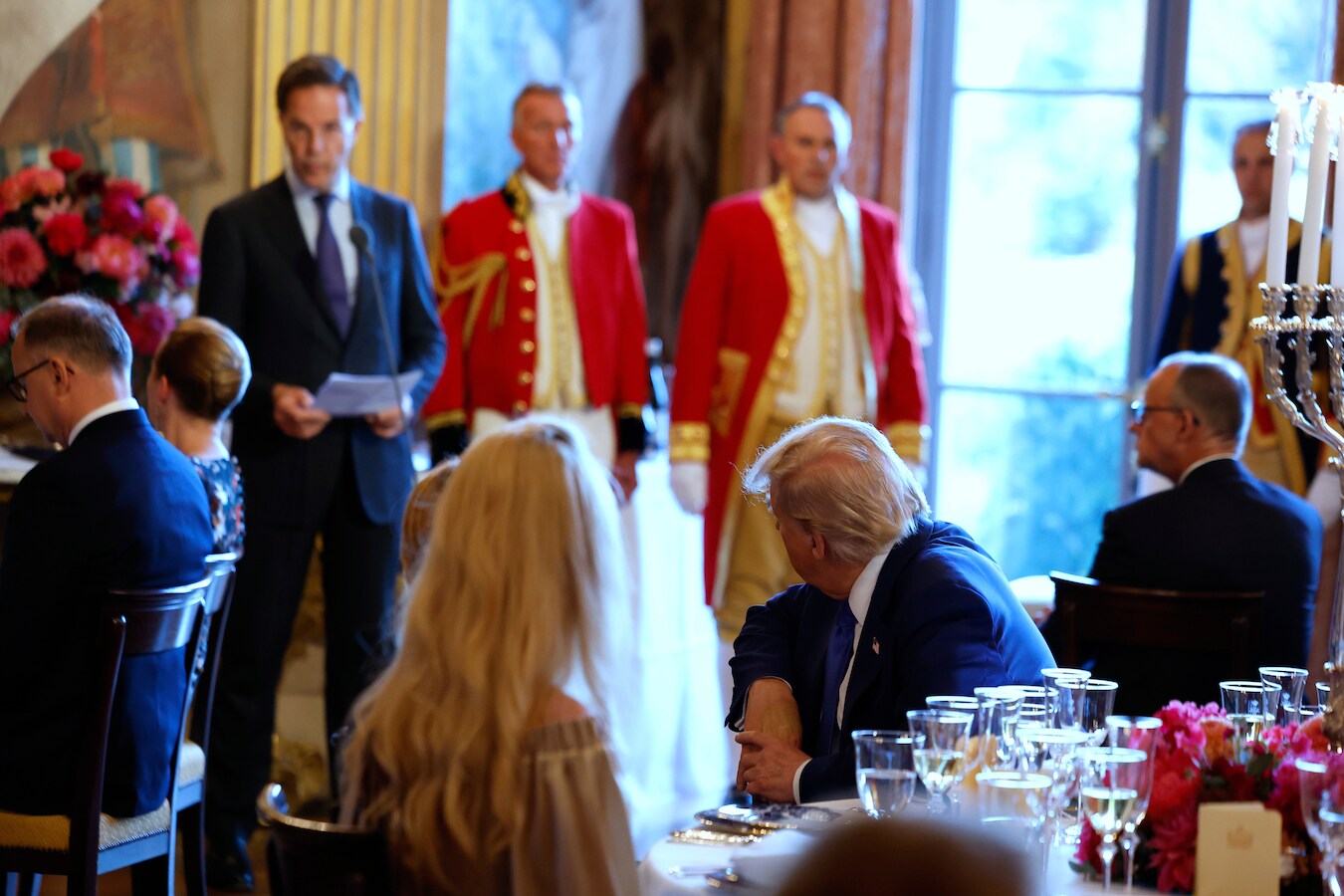 De lach van Trump, de handkus voor Amalia, plek van Zelensky: dit was ...