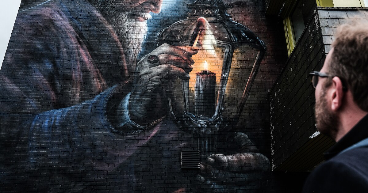 Metershoog kunstwerk onthuld in Doetinchem; maar wie is toch die oude ...