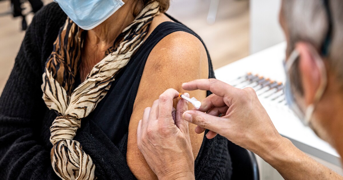 Coronaprik en griepprik tegelijk of niet? Twentse huisartsen zijn het er niet over eens ...