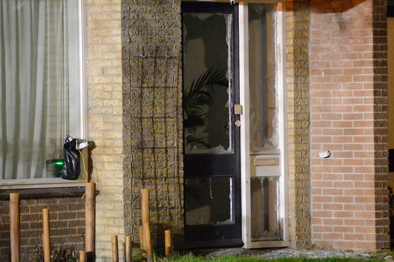 Ruiten uit voordeur geblazen door explosief bij huis in Etten-Leur ...