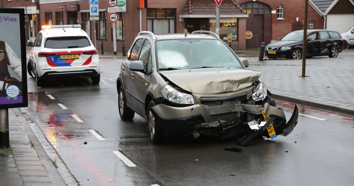 Twee auto's botsen op kruising in Holten, bestuurder mee met politie | Rijssen-Holten | Tubantia.nl